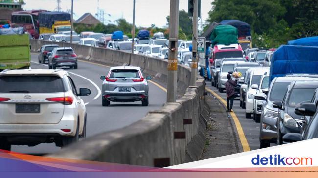 Penampakan Macet Mobil Pemudik di Gerbang Tol Merak