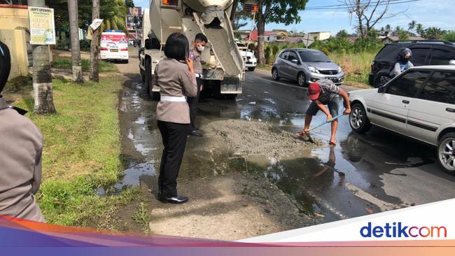 Rawan Kecelakan Jalan Rusak Di Kota Bengkulu Diperbaiki Polisi