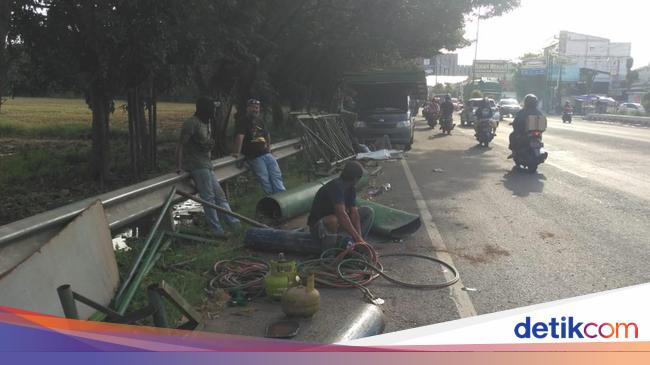 Silakan Lewat, Reklame Jumbo Miring di Pantura Batang Sudah Disingkirkan