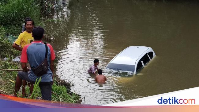 Mobil di Enrekang Terjun ke Sungai Gegara Hilang Kendali