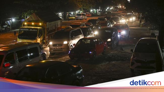 Antrean Kendaraan Mengular Imbas One Way Tol Japek