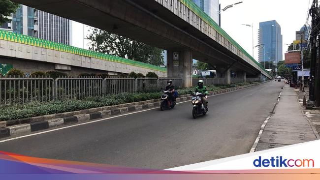 Jalanan Jakarta Mulai Sepi Pagi Ini Ditinggal Warga Mudik Jalanan Jakarta Mulai Sepi Pagi Ini Ditinggal Warga Mudik