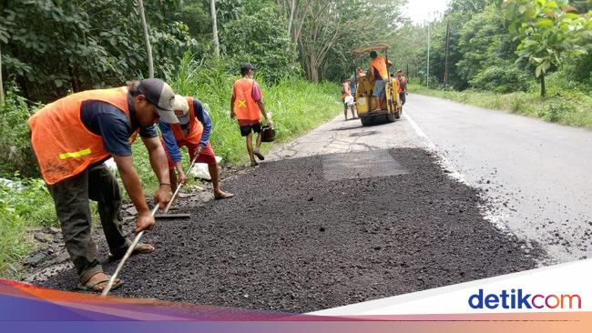 Perbaikan Jalan Sambut Pemudik di Blitar Telan Biaya Rp 1 Miliar Perbaikan Jalan Sambut Pemudik di Blitar Telan Biaya Rp 1 Miliar