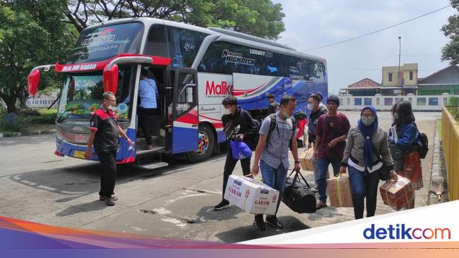 Snapshots: Kedatangan Pemudik Kaum Boro di Terminal Wonogiri