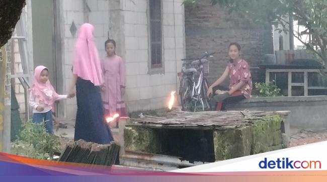 Tradisi Colok Malem Sanga Likur Ramadan Masih Lestari di Bojonegoro
