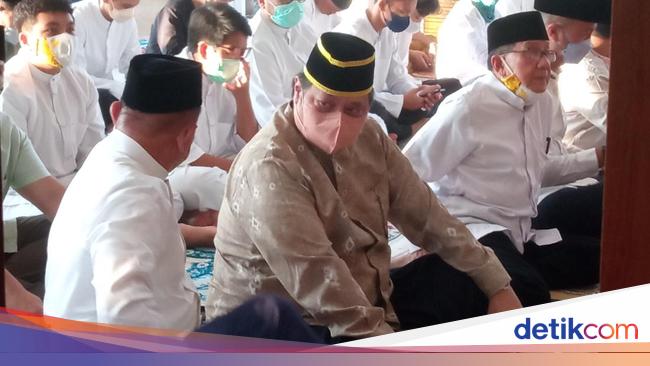 Airlangga Hartarto Salat Id di Masjid Ainul Hikmah DPP Golkar Airlangga Hartarto Salat Id di Masjid Ainul Hikmah DPP Golkar