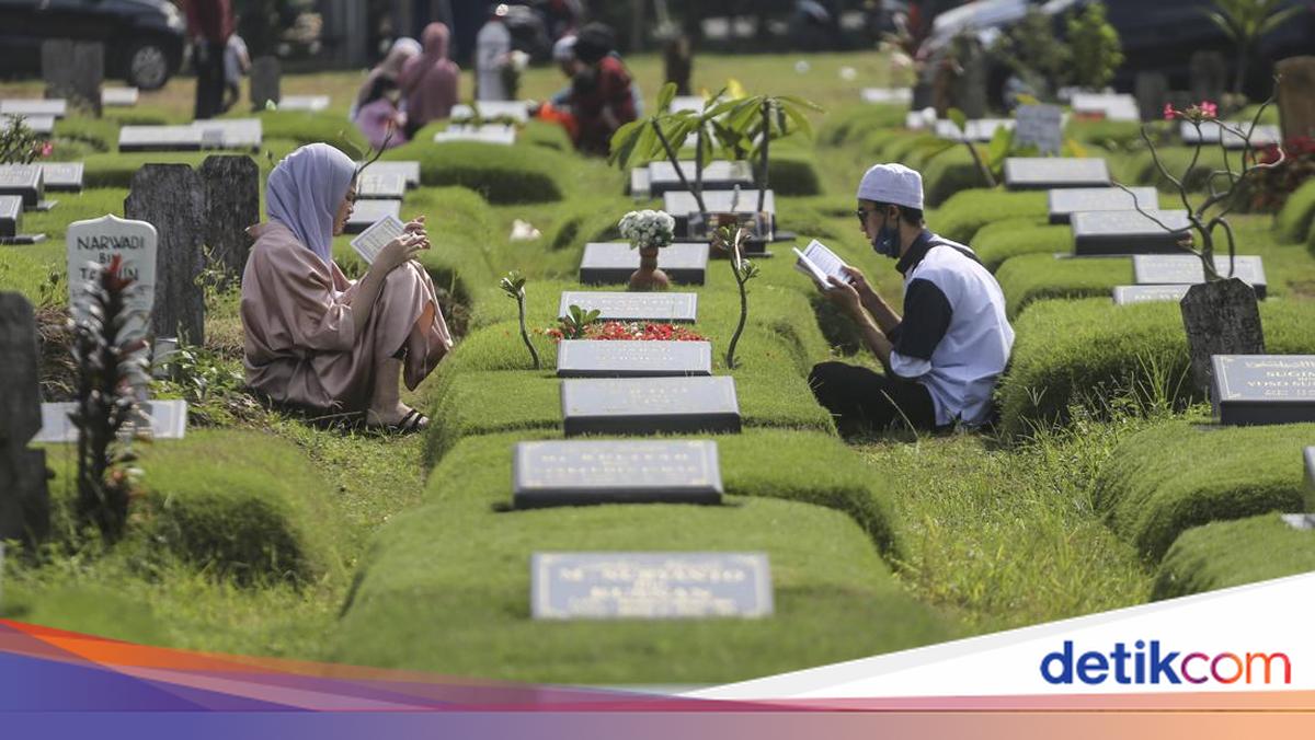 Doa Pendek Ziarah Kubur Orang Tua, Lengkap Adab yang Sesuai Syariat