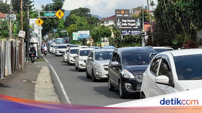 One Way Turun Berlaku, Lalin Puncak Arah Jakarta Macet Panjang