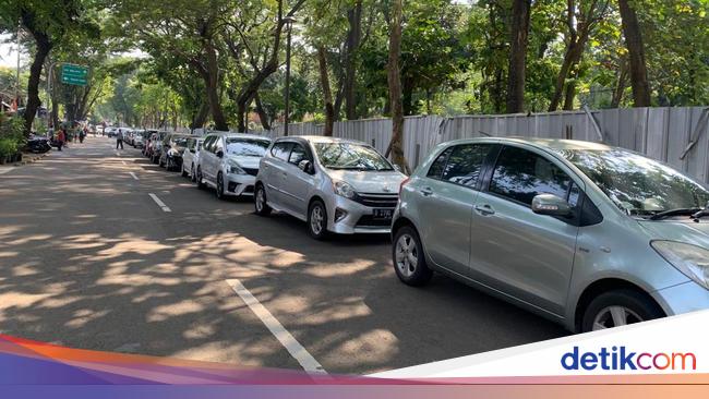Parkiran Tebet Eco Park Jaksel Penuh, Mobil Parkir di Bahu Jalan