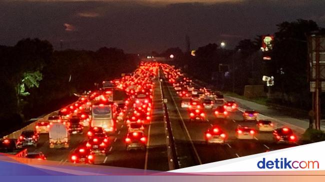 One Way Arus Balik, 2 Jalur Selepas Km 57 Cikampek Terpantau Padat