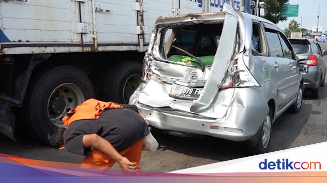 Tabrakan Beruntun di Tol CIkampek Libatkan Lima Mobil!