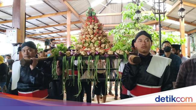 Seru! 1.800 Ketupat Dibagikan ke Pengunjung Kampung Coklat Blitar