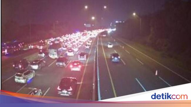 Update Arus Balik: Kendaraan Padat Merayap Arah Jakarta di Tol Japek