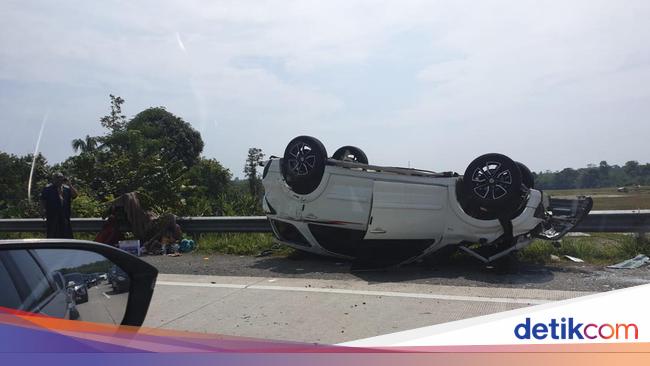 Kecelakaan Mobil Terbalik di Km 79 Tol Cipali, Pengendara Luka-luka