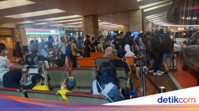 Puncak Arus Balik, Bandara Soetta Masih Dipadati Penumpang hingga Malam