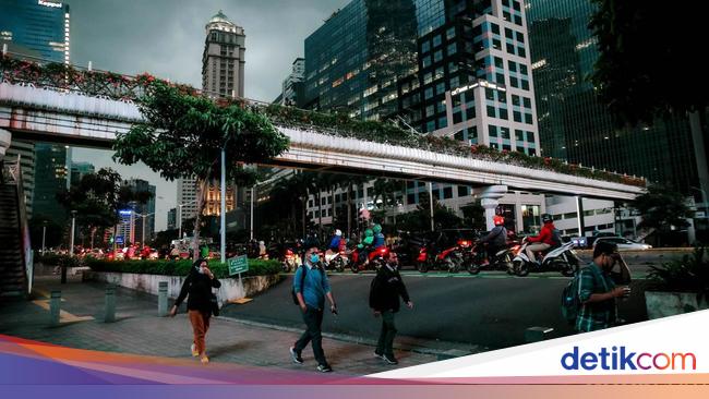 Potret Kesibukan di Kawasan Sudirman Saat Pulang Kantoran