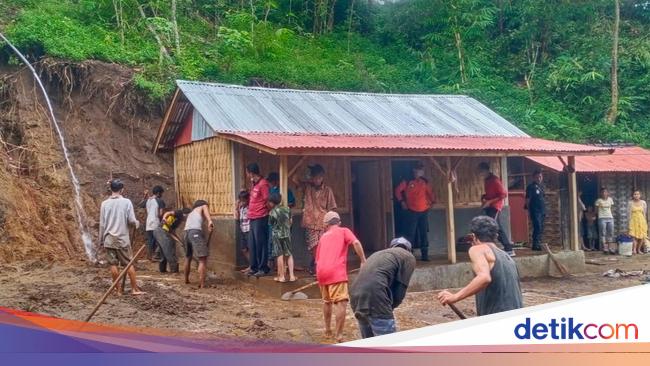Tanah Longsor Timpa Rumah Warga di Ban Karangasem Seusai Hujan Deras