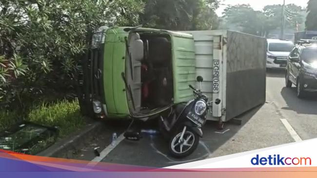 Truk Terguling di Sukabumi: Tabrak Trotoar-Hampir Timpa Pemotor