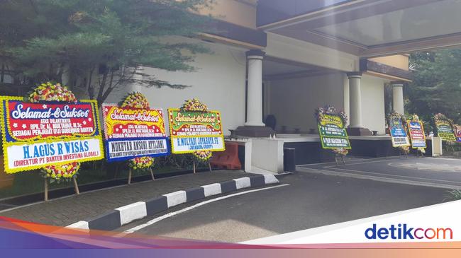 Muktabar Jadi Pj Gubernur Banten, Karangan Bunga Penuhi Kantornya Muktabar Jadi Pj Gubernur Banten, Karangan Bunga Penuhi Kantornya