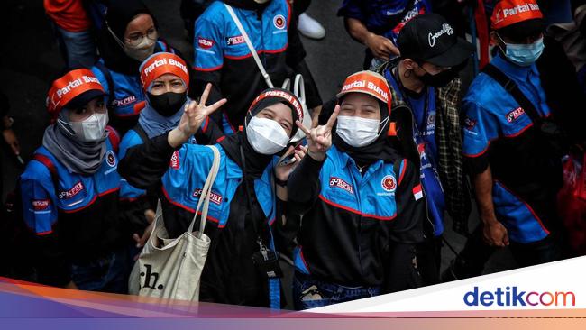 Penampakan Massa Aksi May Day Fiesta Long March ke DPR