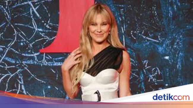 9 Transformasi Gaya Millie Bobby Brown, Disebut Makin Mirip Britney Spears