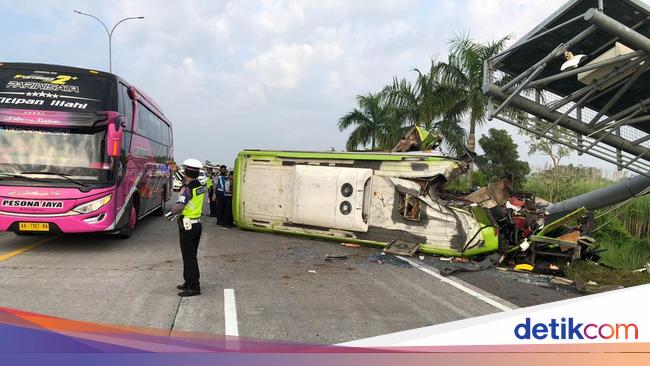 Sopir Bus Kecelakaan Maut di Tol Mojokerto Diduga Seorang Kernet