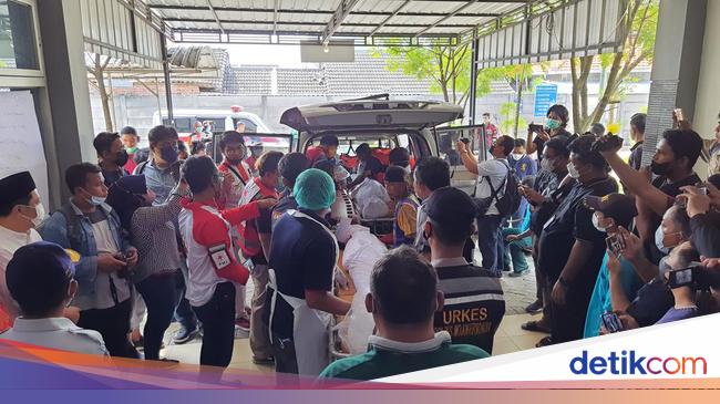 6 Jenazah Korban Kecelakaan di Tol Mojokerto Dibawa ke Rumah Duka
