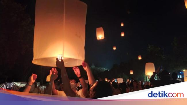 Dua Tahun Absen, Lampion Waisak Kembali Hiasi Langit Borobudur