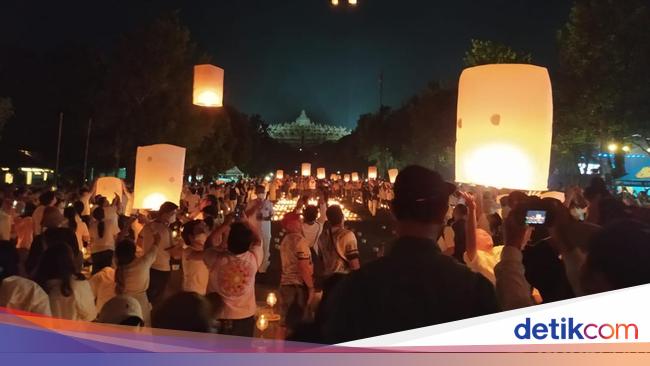 Syahdu! Lampion Terbang Lagi dari Pelataran Candi Borobudur Saat Waisak