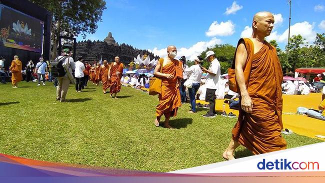Snapshots: Khidmatnya Peringatan Detik-detik Waisak 2022 di Candi Borobudur