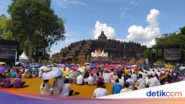 Umat Buddha Peringati Detik-detik Waisak 2022 di Pelataran Candi Borobudur