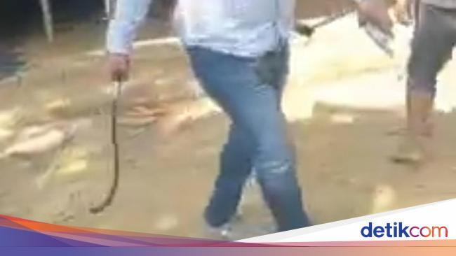 Menegangkan! Sekelompok Orang Menenteng Celurit dan Senpi di Sampang