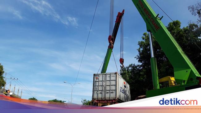 2 Truk Trailer Tabrakan di Boyolali, Alat Berat Didatangkan untuk Evakuasi 2 Truk Trailer Tabrakan di Boyolali, Alat Berat Didatangkan untuk Evakuasi