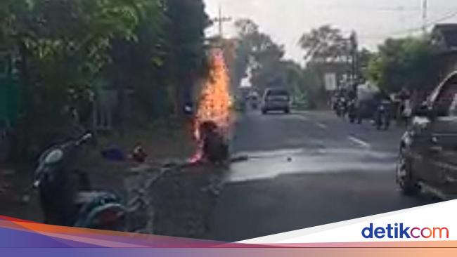 Diduga Korsleting, Motor Warga Surabaya Terbakar di Jombang Diduga Korsleting, Motor Warga Surabaya Terbakar di Jombang