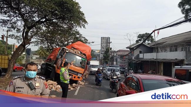 Tak Kuat Nanjak, Truk Muatan Kardus Mundur-Tabrak Median Jalan di Bogor