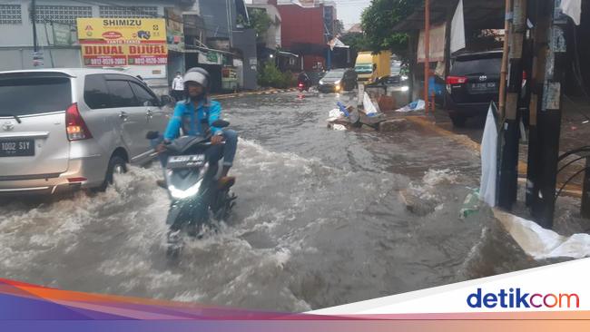 Diguyur Hujan Deras, 4 Titik di Tangsel Banjir-Ratusan Keluarga Terdampak Diguyur Hujan Deras, 4 Titik di Tangsel Banjir-Ratusan Keluarga Terdampak