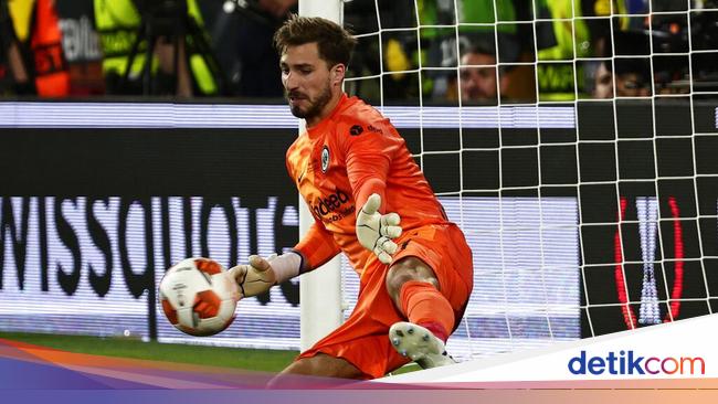 Kiper Jerman Tolak MU demi Eintracht Frankfurt