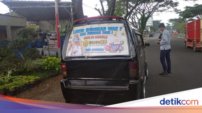 Iklan Judi Online Mejeng di Angkot Sukabumi, Sopir Dibayar Rp 100 Ribu
