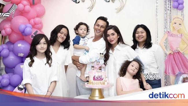 Harmonis! Kulineran Seru Ussy Sulistiawaty dan Andhika Pratama Bareng ... Harmonis! Kulineran Seru Ussy Sulistiawaty dan Andhika Pratama Bareng ...