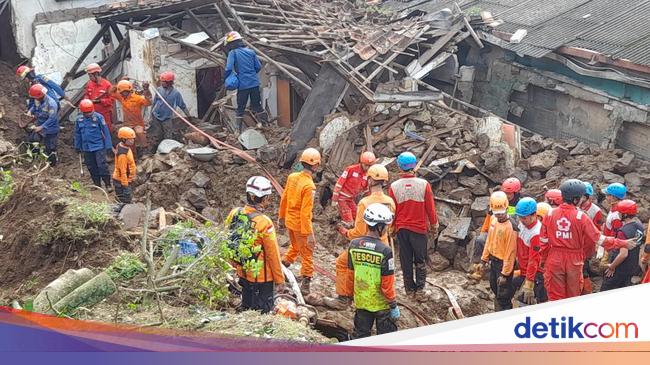 Tim Sar Ungkap Kendala Pencarian Korban Tertimbun Longsor Di Cijeruk Bogor