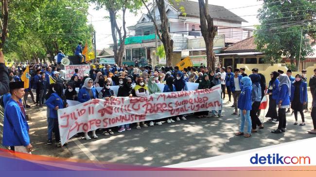 Massa PMII Sumenep Unjuk Rasa Bentangkan Spanduk 'Percuma Lapor Polisi'