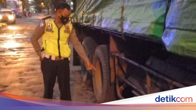 Biker di Lamongan Tewas Usai Jatuh dan Terlindas Truk Trailer