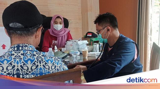 Warga Korban Banjir Rob di Sayung Demak Keluhkan Pusing dan Penyakit Kulit