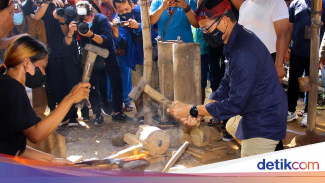 Momen Sandiaga Uno Ikut Tempa Keris di Desa Wisata Aeng Tongtong, Sumenep