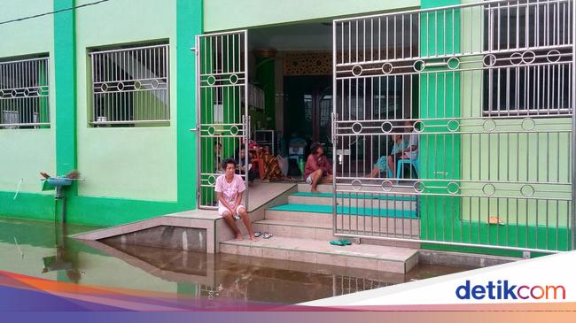 Banjir Rob di Sayung Demak, 4 Penderita Stroke Diungsikan ke Masjid