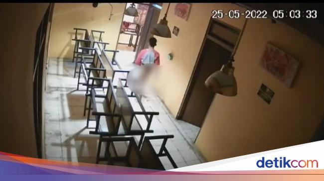 Kata Pegawai Soal Viral Pria Setengah Bugil Mondar-mandir di Kafe Kata Pegawai Soal Viral Pria Setengah Bugil Mondar-mandir di Kafe
