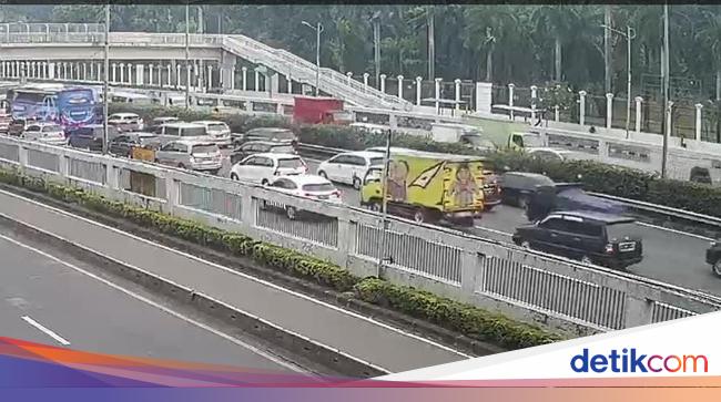 Tol Dalam Kota Semanggi Arah Kuningan Macet Sore Ini