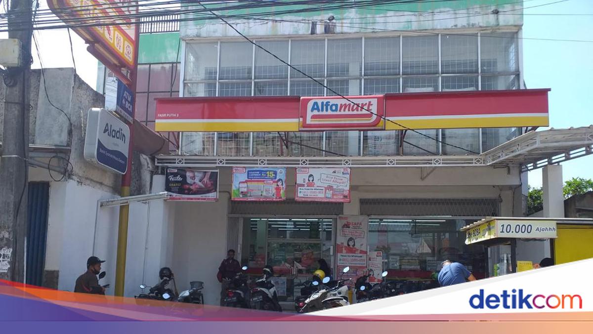 Jawaban Alfamart soal Pelanggan yang Injak Rak Makanan saat Bayar di Kasir