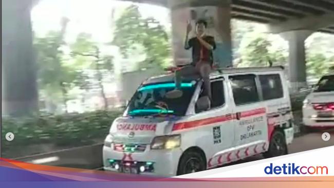 Viral Aksi Pria Duduk di Atas Ambulans Berlogo PKB di Jaktim