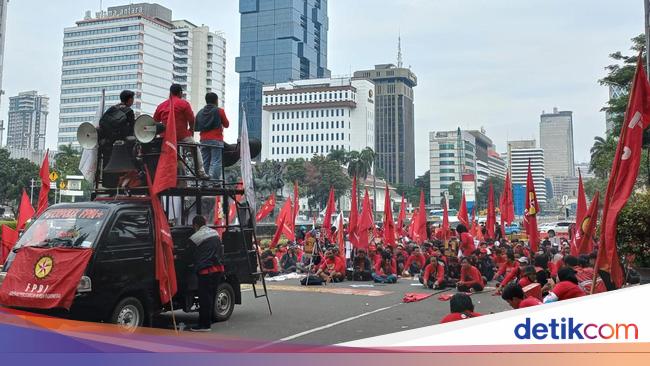 Buruh Demo di Patung Kuda, Jl Medan Merdeka Barat Arah Istana Ditutup